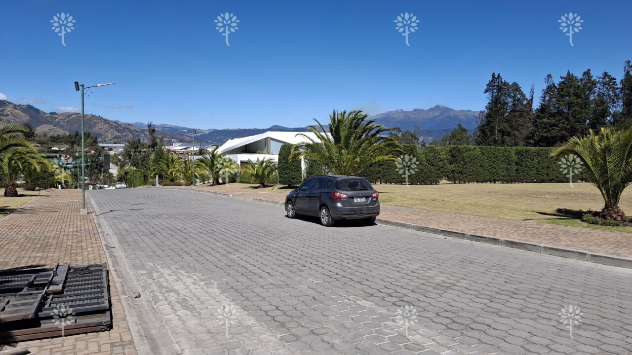 Terreno de venta en Puembo 1245 m2 urbanización Paseo del Prado, cerca ...